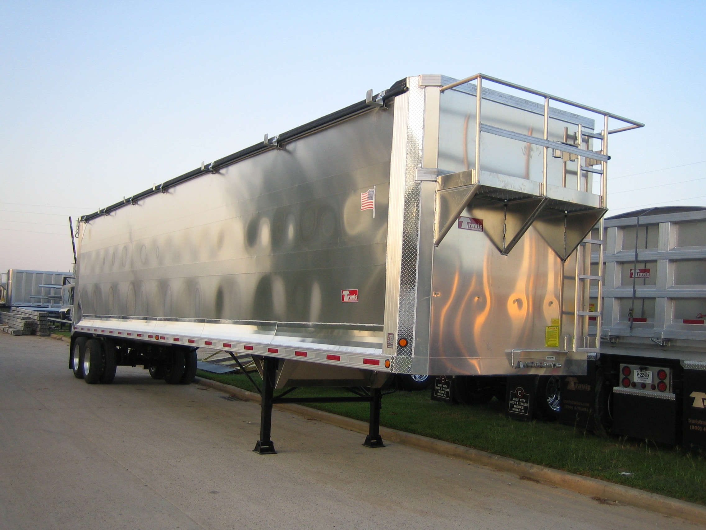 Transfer Trailer Aero-lite® | Travis Trailers | Aluminum Trailers